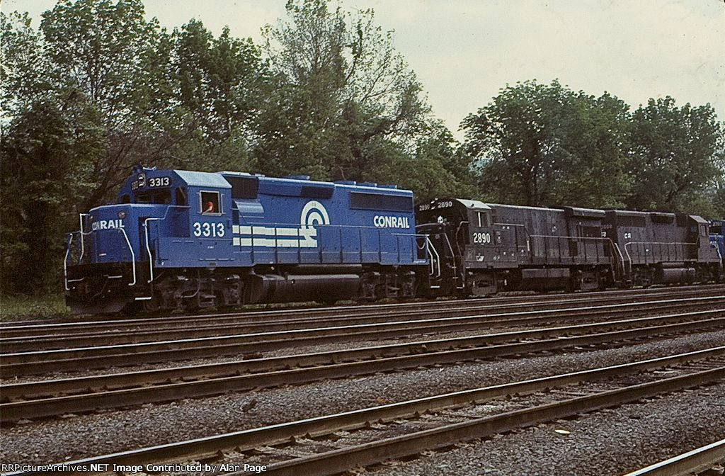CR GP40-2 3313 leads U33B 2890, GP40 3008, and U23B 2707